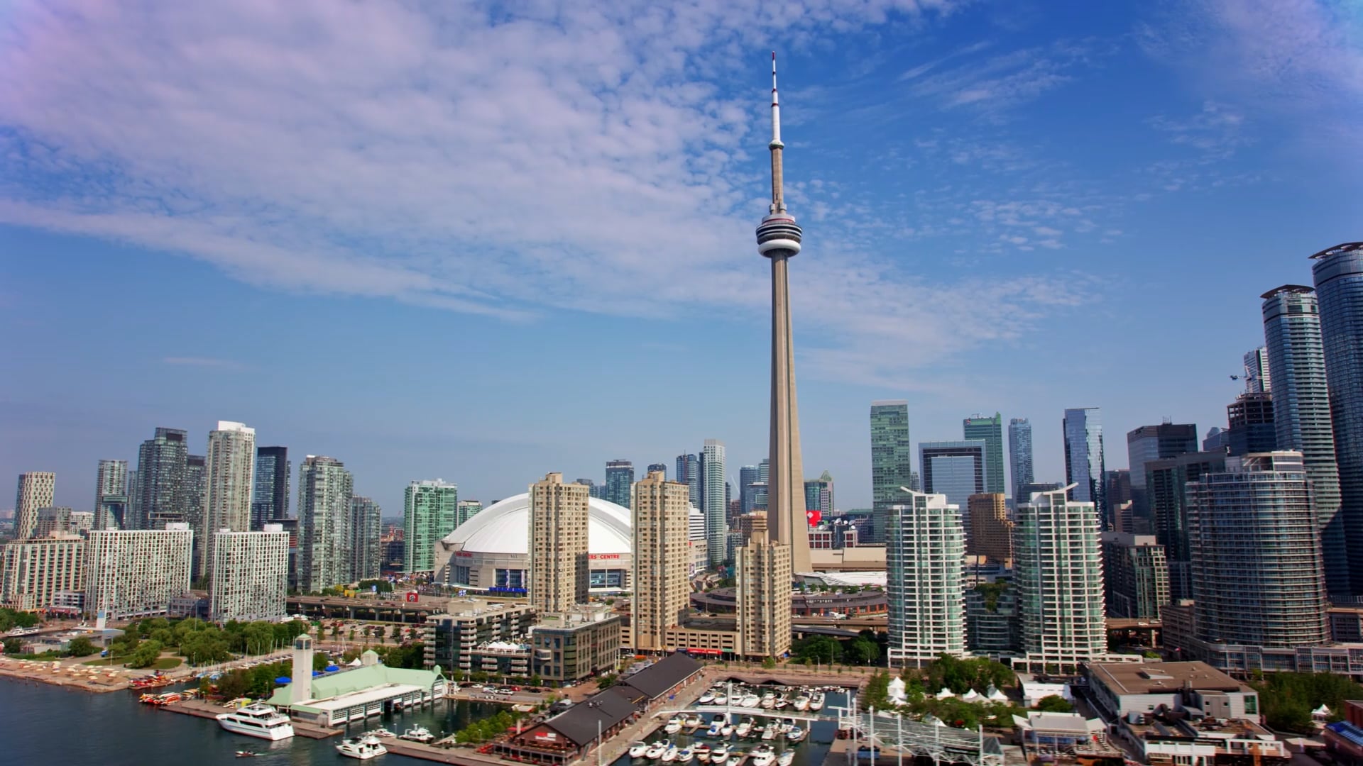 Die Pracht des CN Tower von oben: Vom Ontariosee bis zur Stadtlandschaft