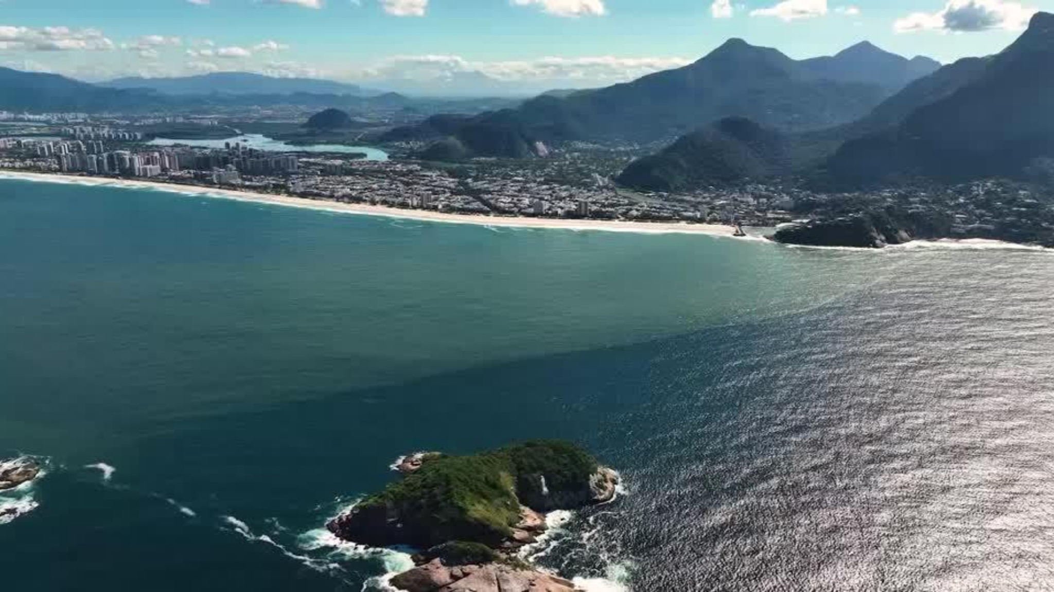 L'acqua diventa di colore bruno: un'enorme macchia scura avvistata nel ...