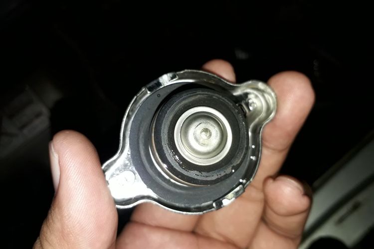 Wajib Tahu, Inilah Ciri-ciri Tutup Radiator Mobil Bekas Yang Rusak