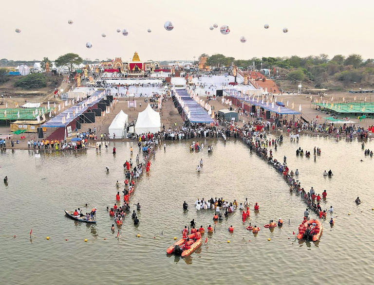 Telangana CM promises Rs 200 crore for developing Kaleshwaram temple as ...