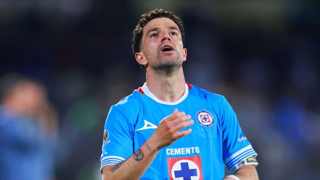 Cruz Azul vence al América con un hombre menos, pero se queda sin ...