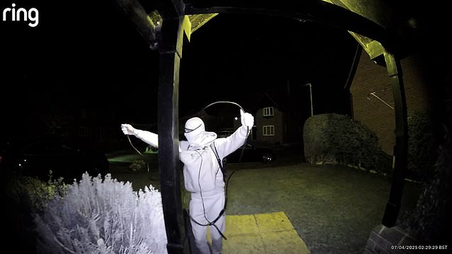 Moment car thieves use hi-tech gadget to steal £44,000 Mercedes