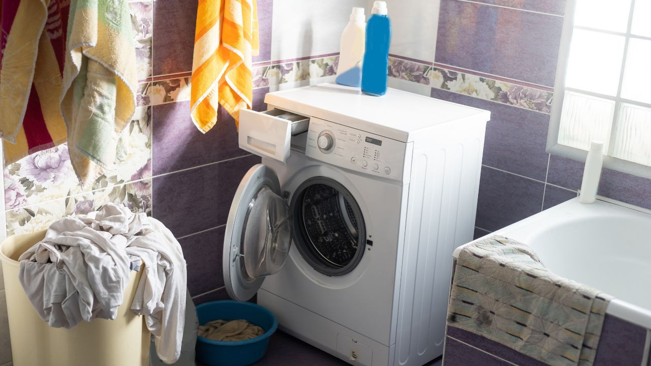 Elle pense que son sèche-linge est possédé, et installe une caméra ...