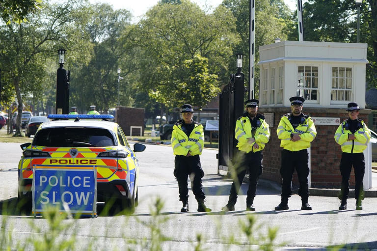 Bicester fire tragedy: Two firefighters and member of public die at ex ...