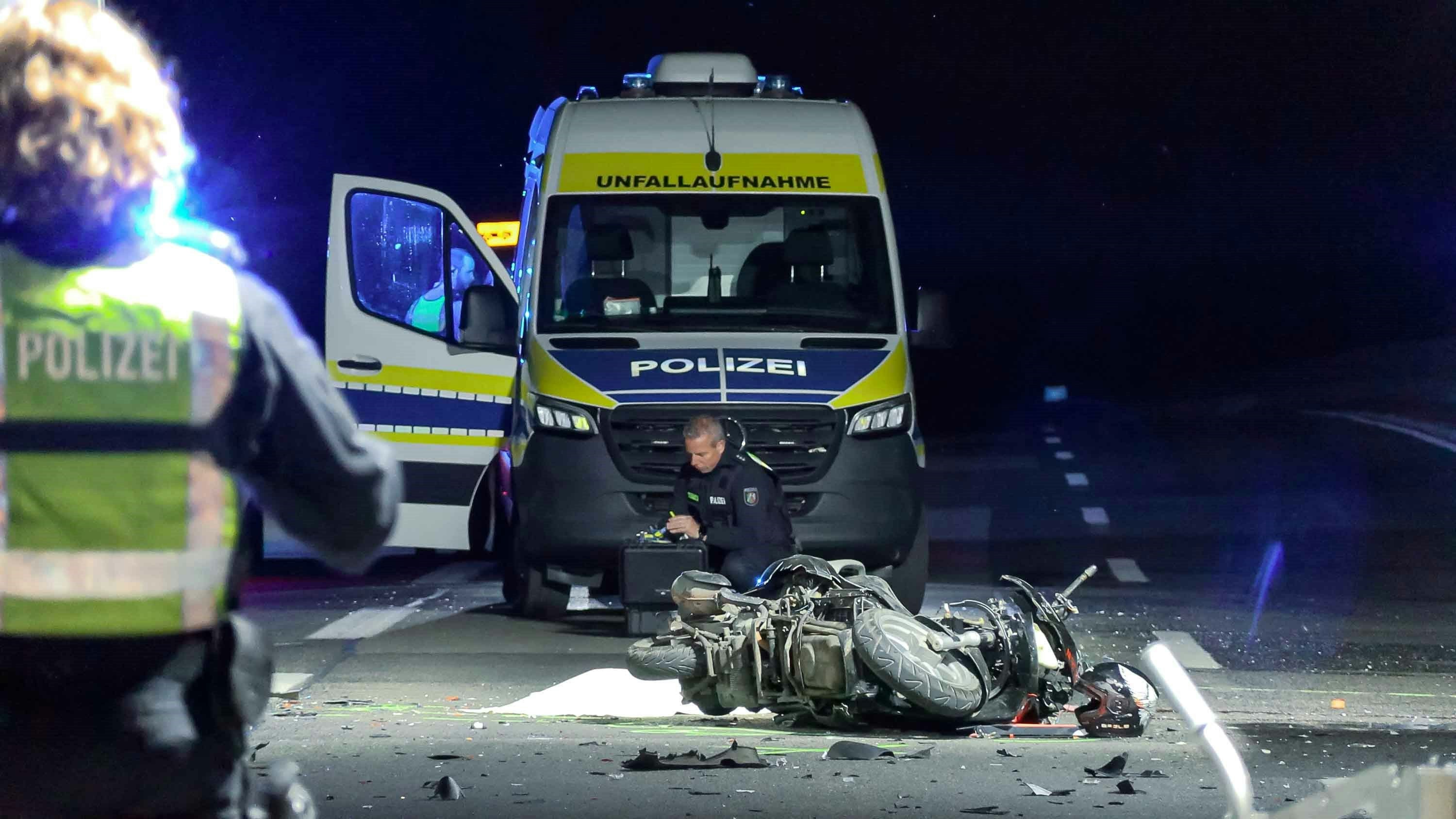 Auf Stauende aufgefahren: 22-Jähriger bei Unfall in Köln tödlich verletzt