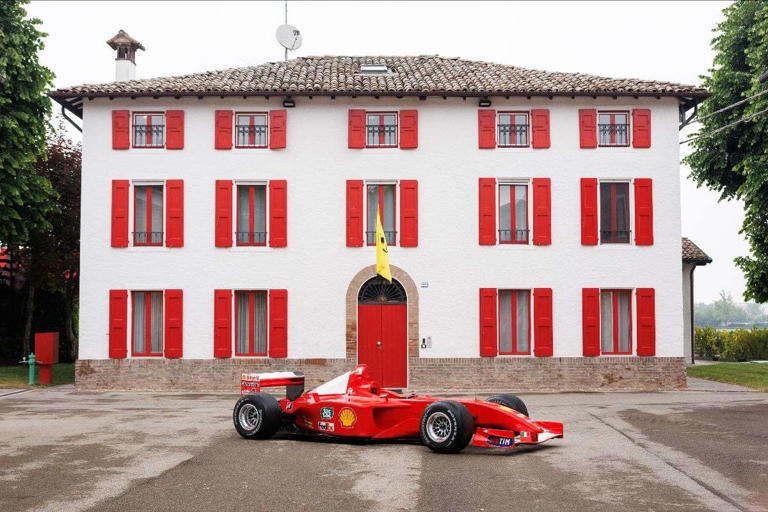 Ferrari F2001 di Schumacher torna a Maranello: la leggenda rivive a Monaco