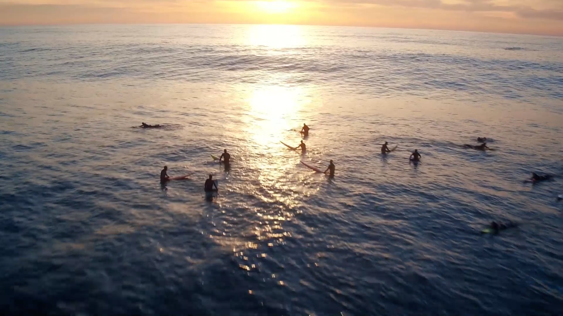 Sobrevoando os surfistas: drone captura as ondas poderosas de Mavericks
