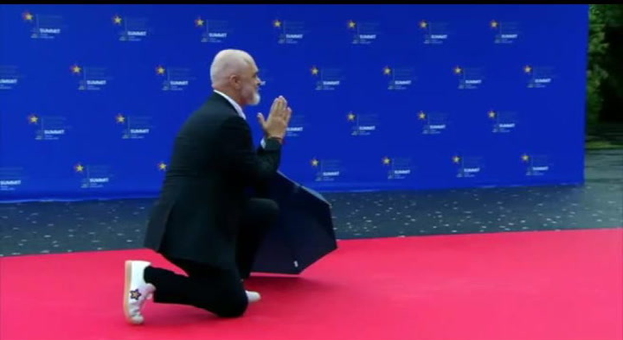 Edi Rama si inginocchia sul tappeto rosso davanti a Giorgia Meloni: «Lo ...