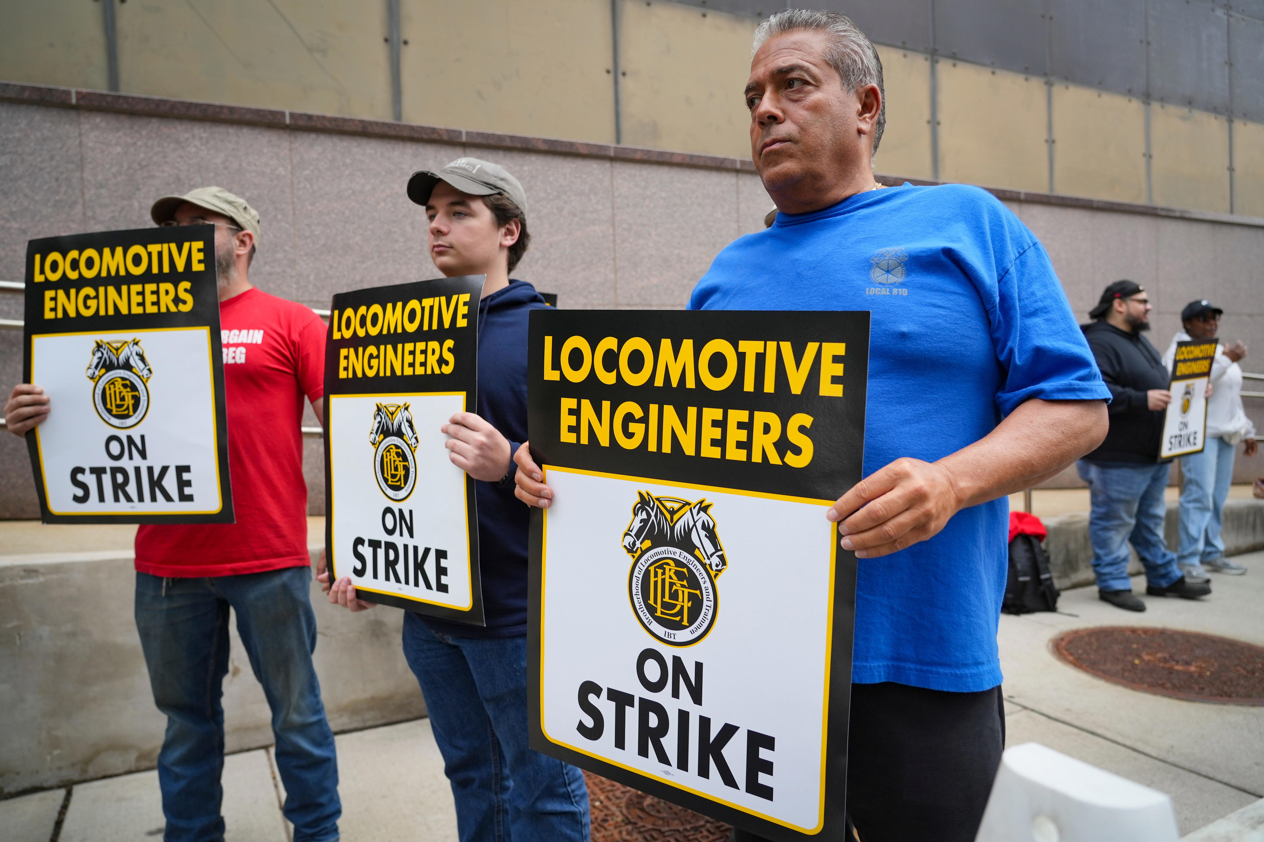 NJ Transit rail engineers approve new contract with wage increases