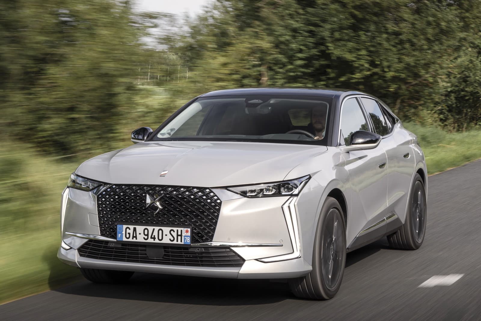 DS 4 2025: prezzo, foto, dimensioni, allestimenti