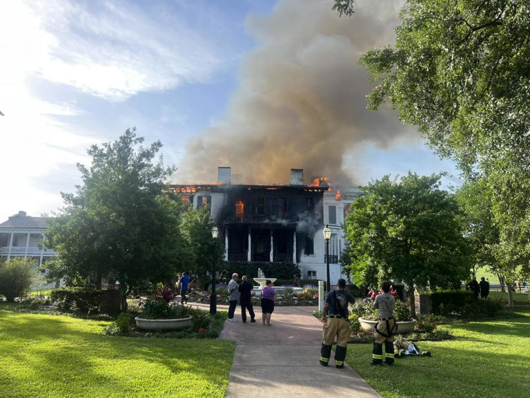 Fire levels Nottoway Plantation, iconic antebellum mansion reduced to ...