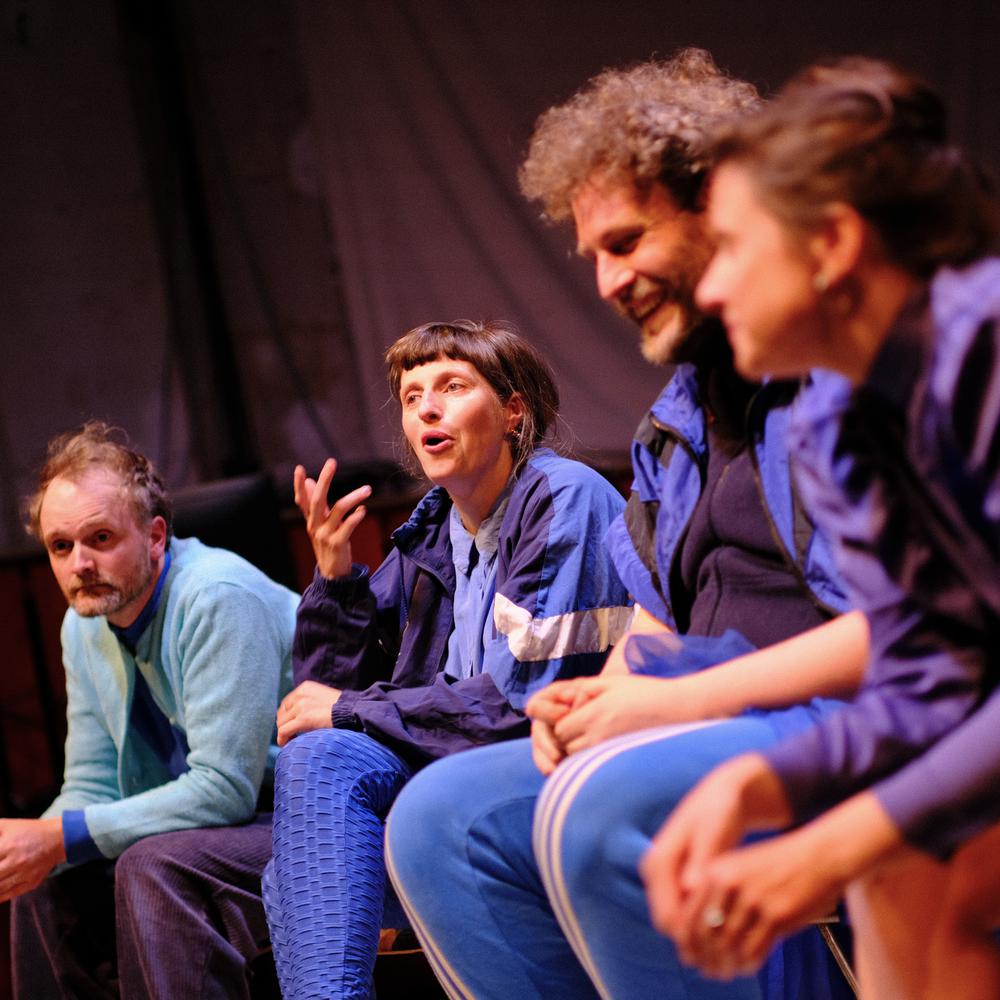 Das Ballhaus Ost präsentiert die Aufführung „Kindheiten“: Wenn das ...