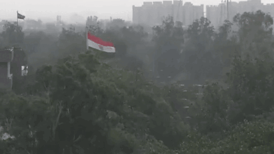 Dust storm, rain sweep Delhi-NCR; IMD issues ‘yellow alert’