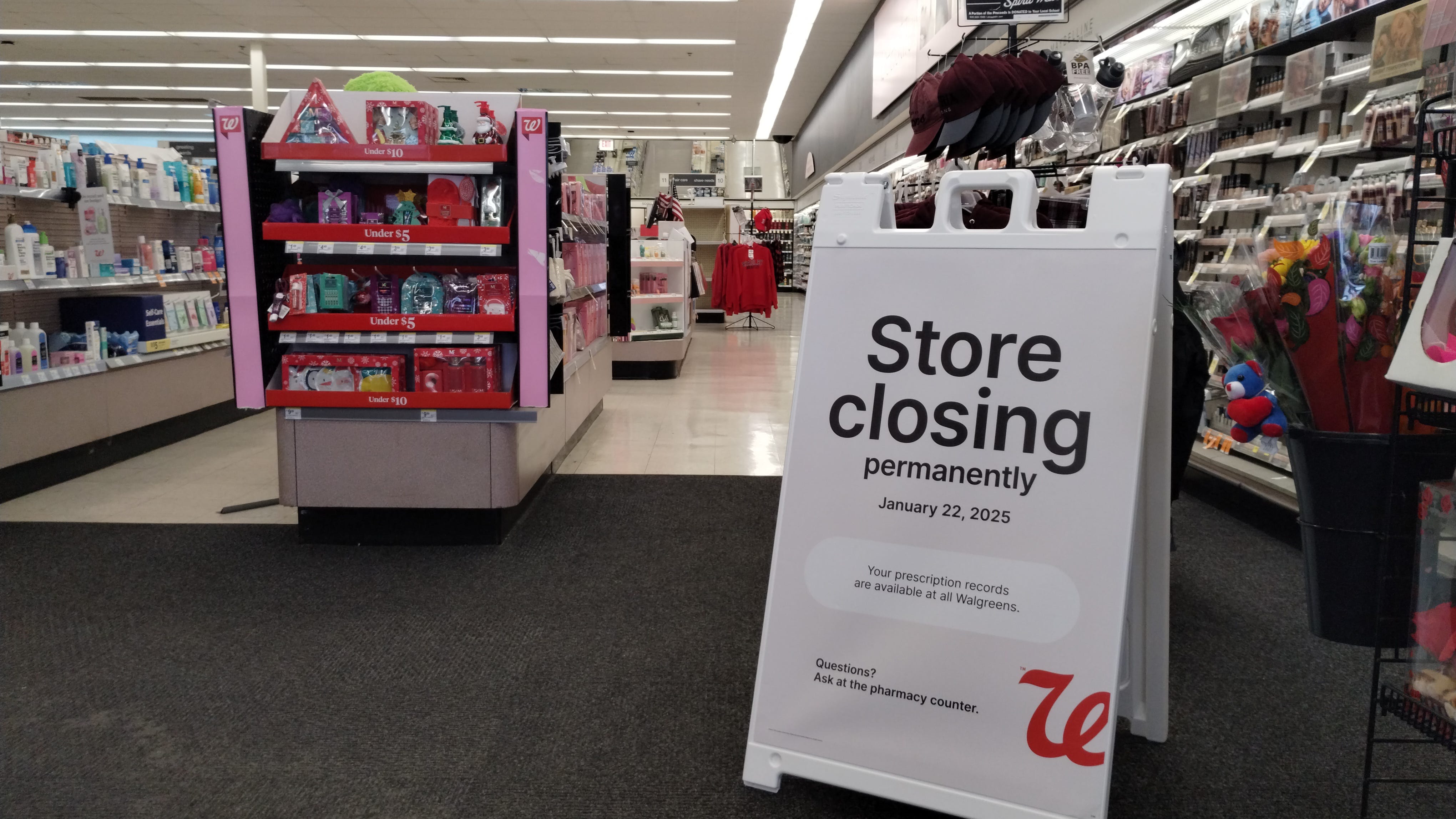 Specialty Walgreens pharmacy closing in Chicago. No retail stores set ...