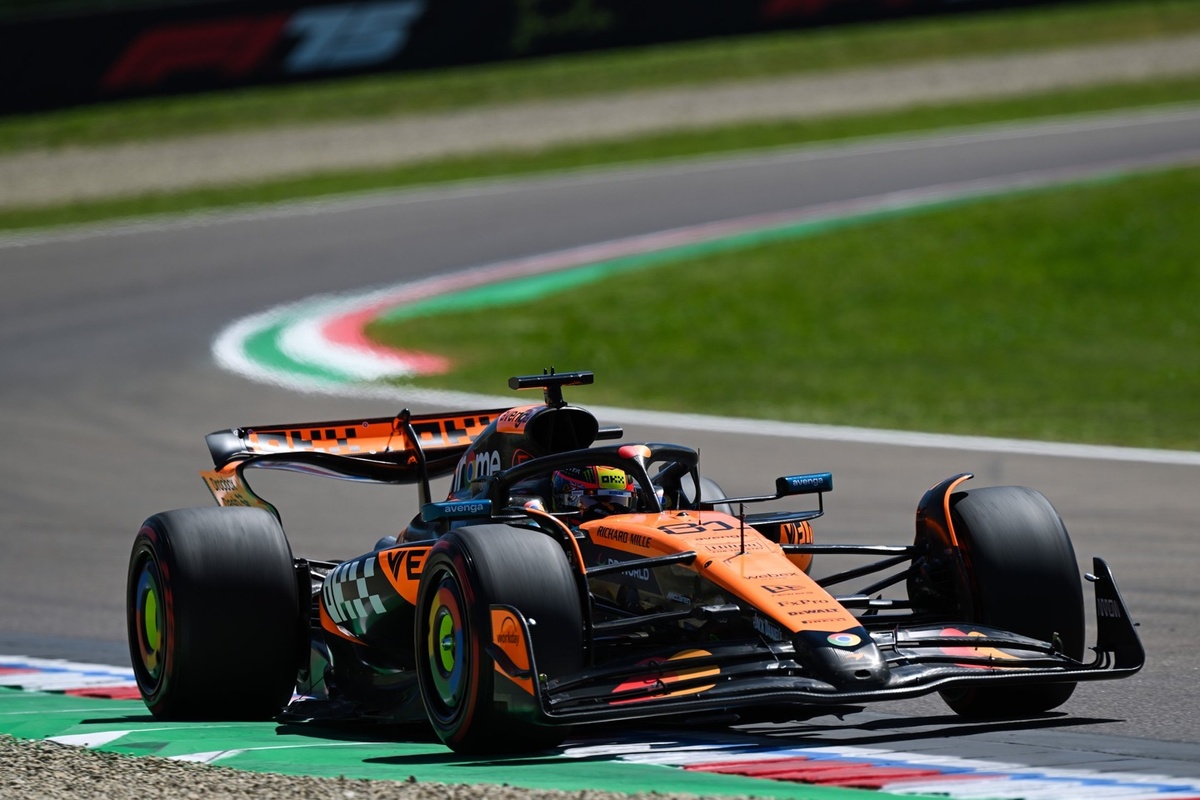McLaren voor Sainz in F1-training, Max Verstappen worstelt met ...