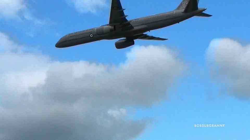 RB211’s Roar! Royal New Zealand Air Force 757 Flyby at Full Power