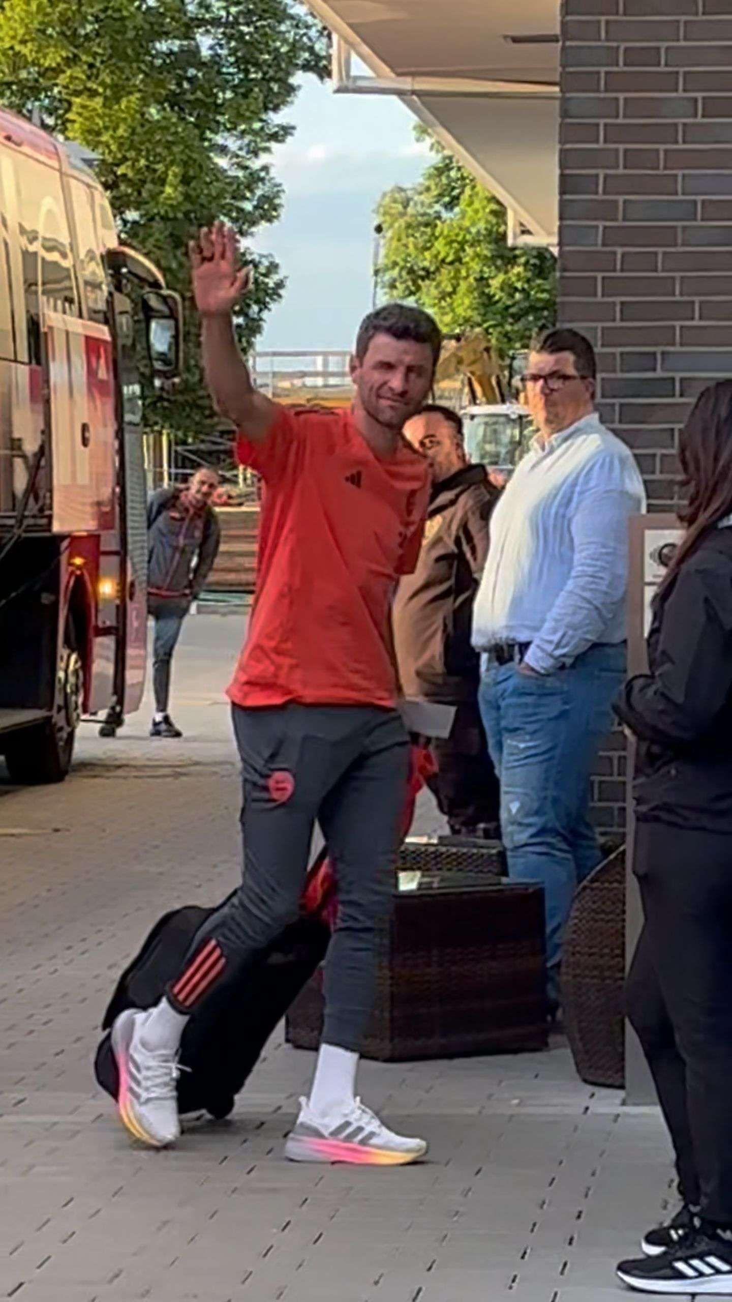 Bayern-Stars um Thomas Müller in Neckarsulm – die Ankunft der Profis im ...