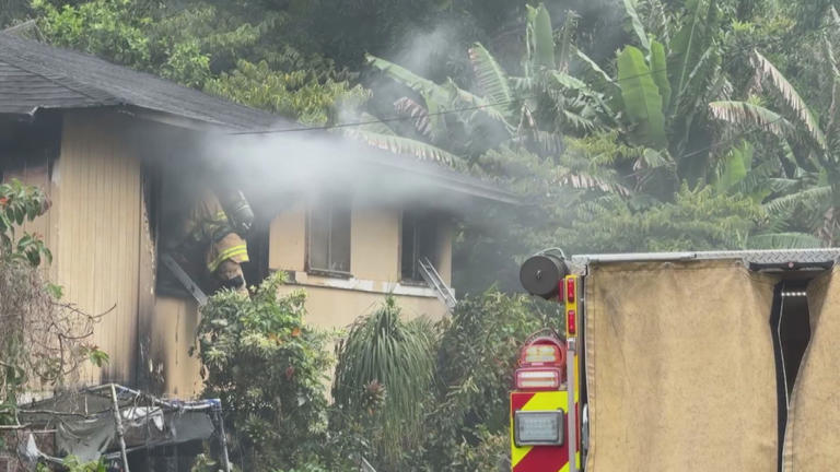 Woman rescued from roof of burning Kalihi Valley home
