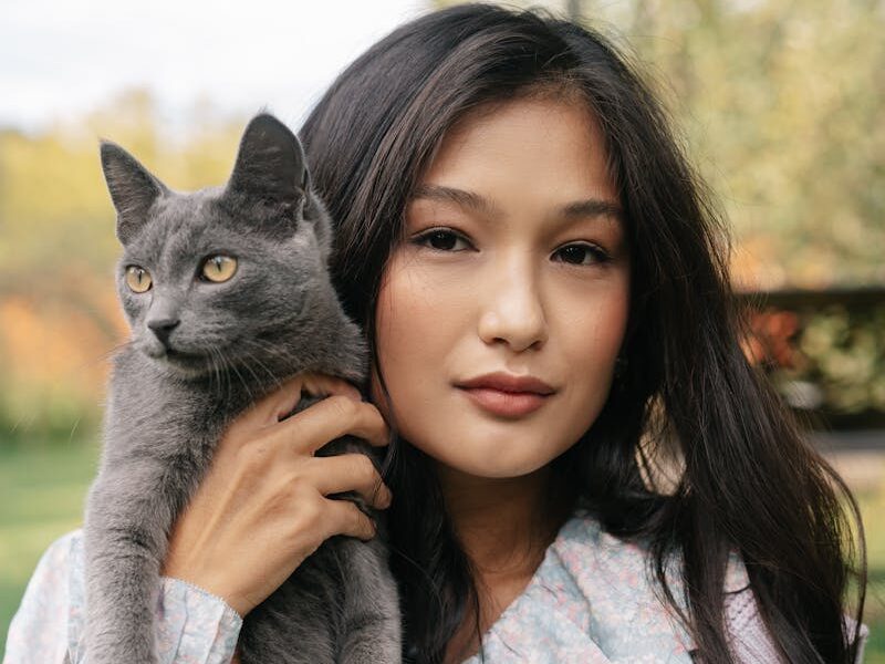 15 Weird Cat Habits That Make Sense Only to Other Cat People
