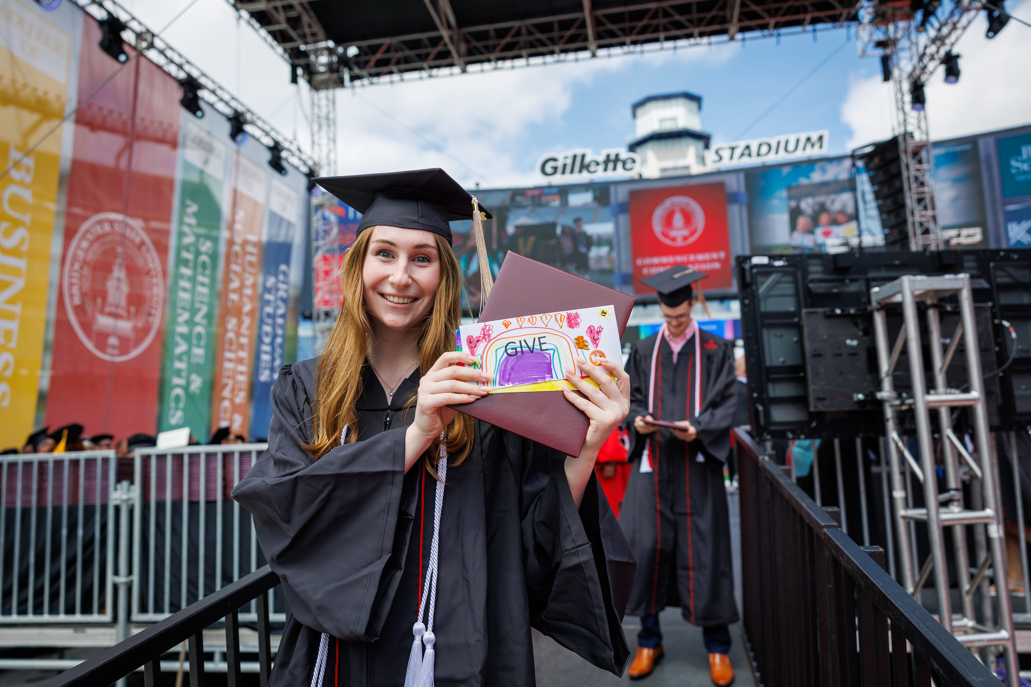 MA billionaire gives Bridgewater State graduates $1,000 each: 'Share in ...