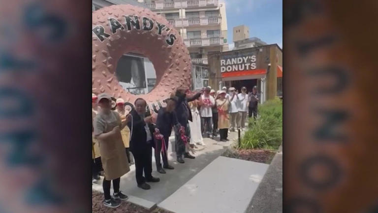 Randy's Donuts opens 1st location in Japan