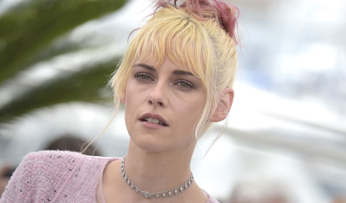 Kristen Stewart estreia cabelo rosa e aposta em look Chanel que quase ...