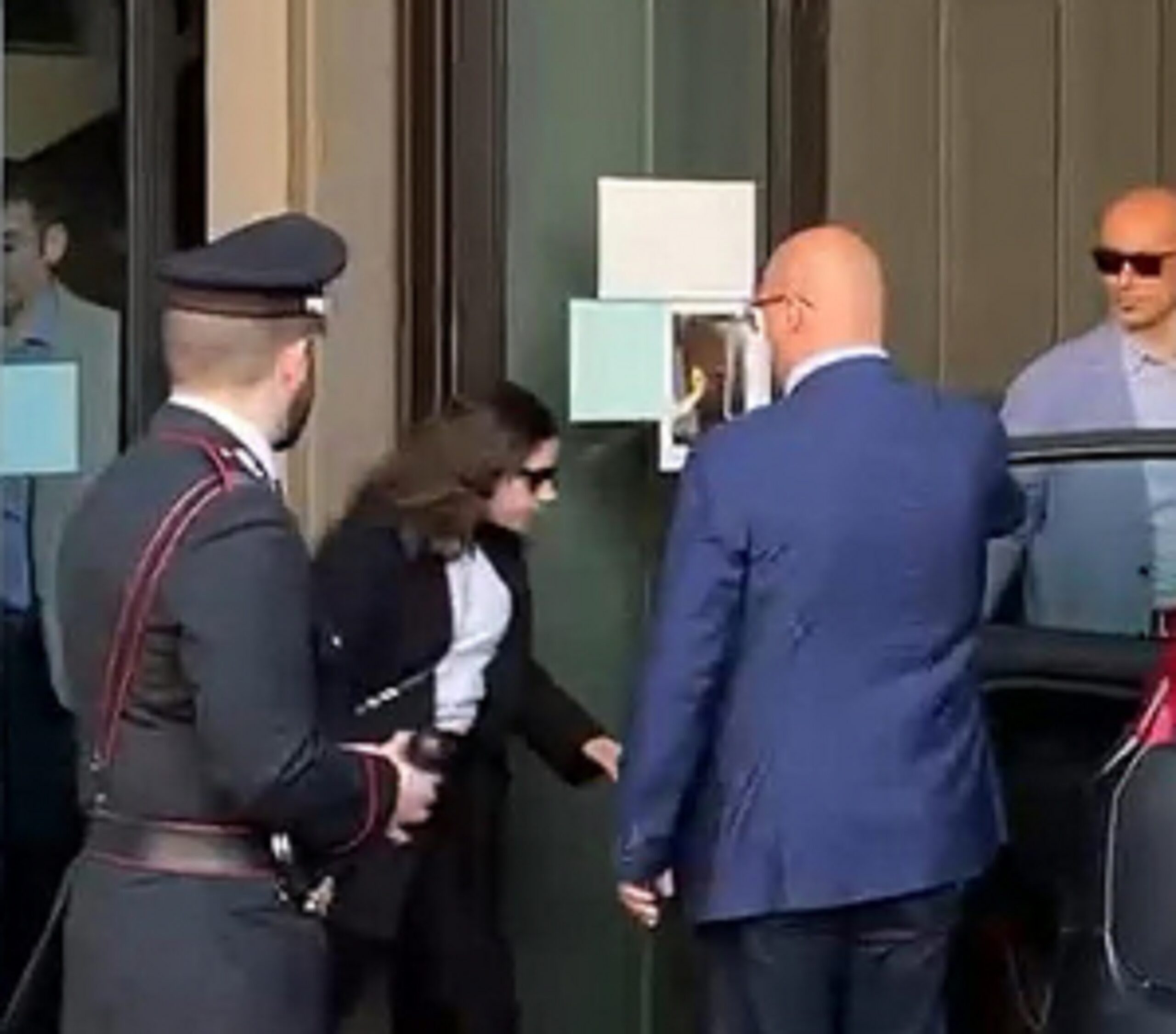 Parma, Chiara Petrolini esce dall'aula quando al processo mostrano la ...