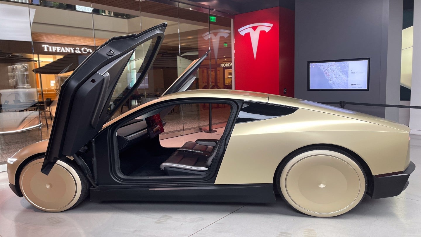 Tesla sells off lease cars that were planned to be robotaxis