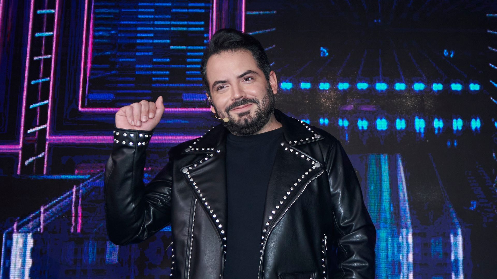 José Eduardo Derbez habla del lujoso regalo que recibió y Victoria ...