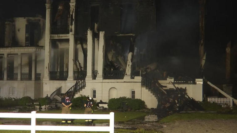 Louisiana Loses Largest Antebellum Mansion As Nottoway Destroyed By Fire