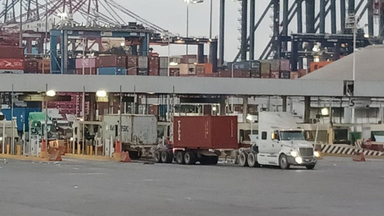 Aduana de Manzanillo en Colima reabre operaciones tras bloqueo