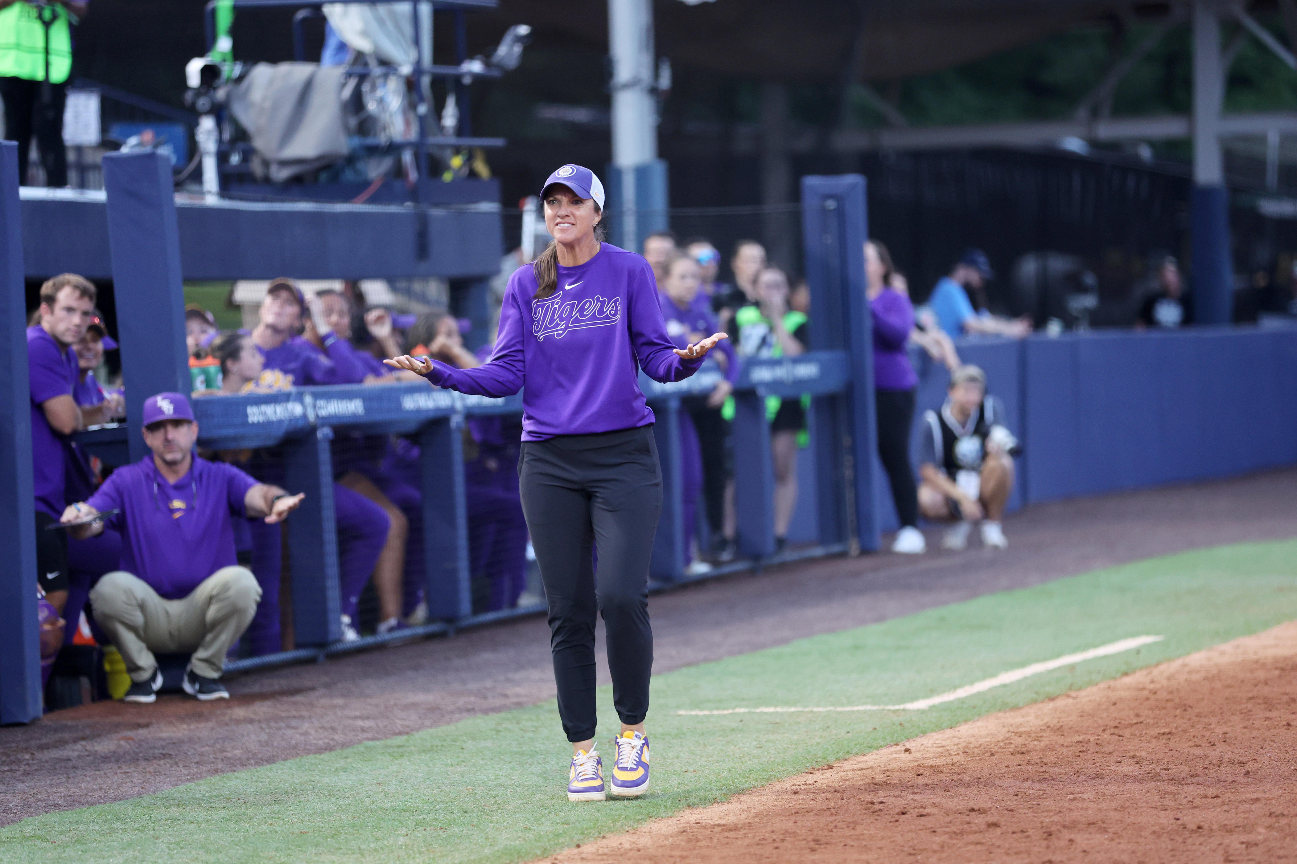 LSU softball falls flat as Tigers disappoint in first game of tournament