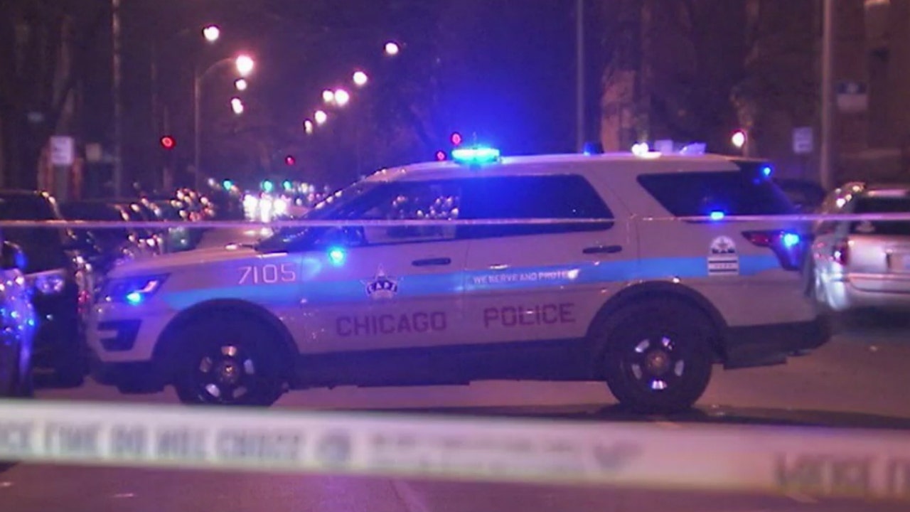 Chicago police respond to stabbing report, victim ended up being shot twice