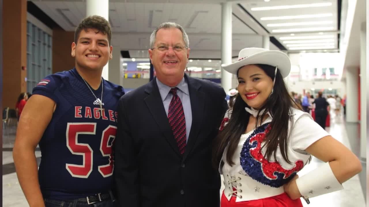 After 40 years of teaching, Dr. Scott Elliff bids farewell to the classroom