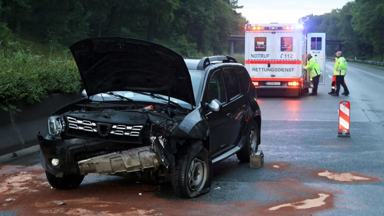 Unfall auf A27: Frau eingeklemmt – Vollsperrung und langer Stau