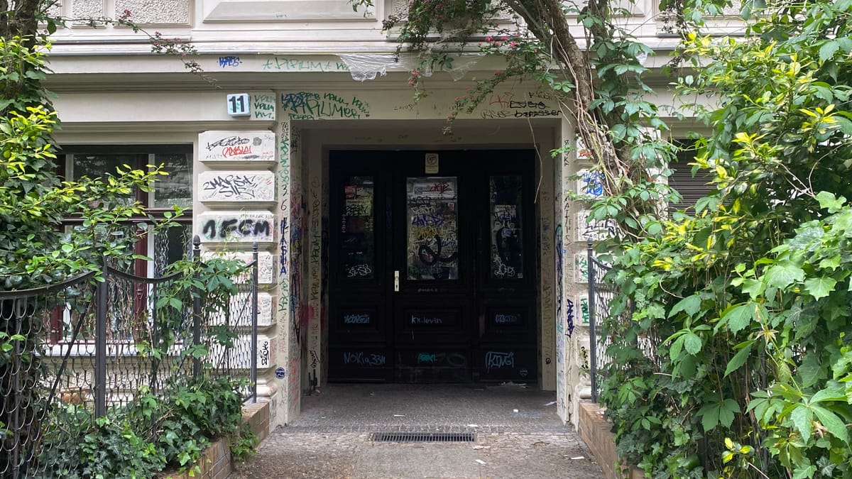 Pashanim in Berlin: Anwohner leiden unter Fan-Andrang auf Hauseingang