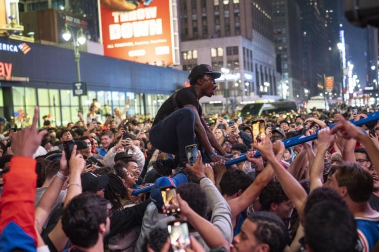 EN IMAGES. New York passe en finale de l’Est, la grosse pomme s’embrase