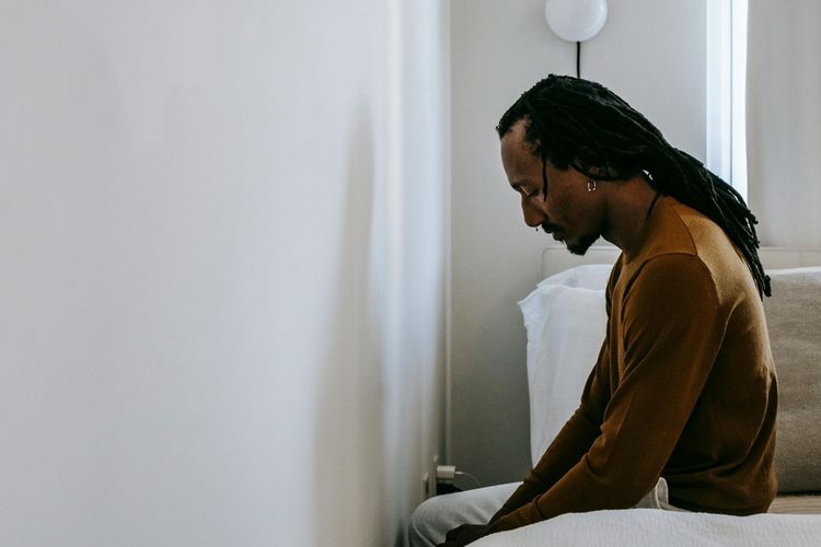 Bukan Hal yang Sama, Ini Dia 5 Perbedaan dari Orang yang Pendiam dan ...