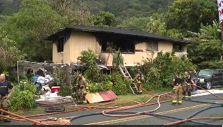 Woman rescued from roof during Kalihi house fire