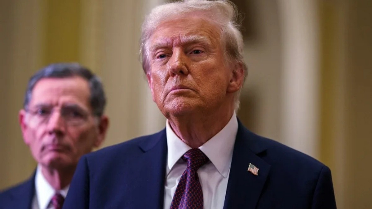 Trump moves to restrict federal employee union rights with court victory