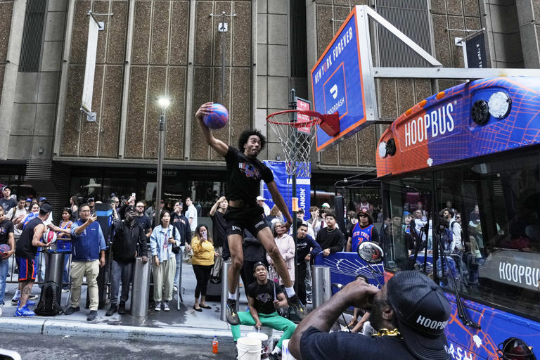 Knicks fans get the Game 6 fun started early with block party zone ...