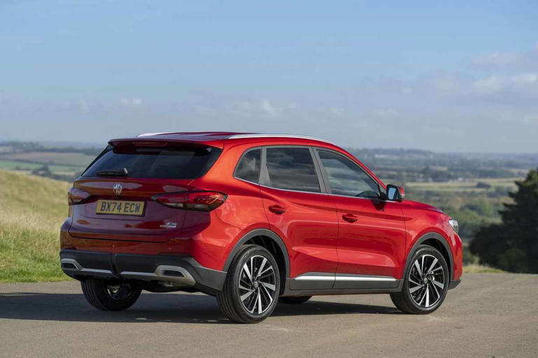 MG ZS, il SUV a benzina sbarca in Italia: ecco prezzi e allestimenti