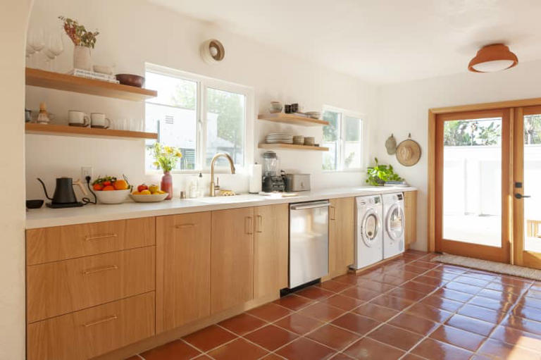 This kitchen cabinet color can kill your home's resale value, according ...