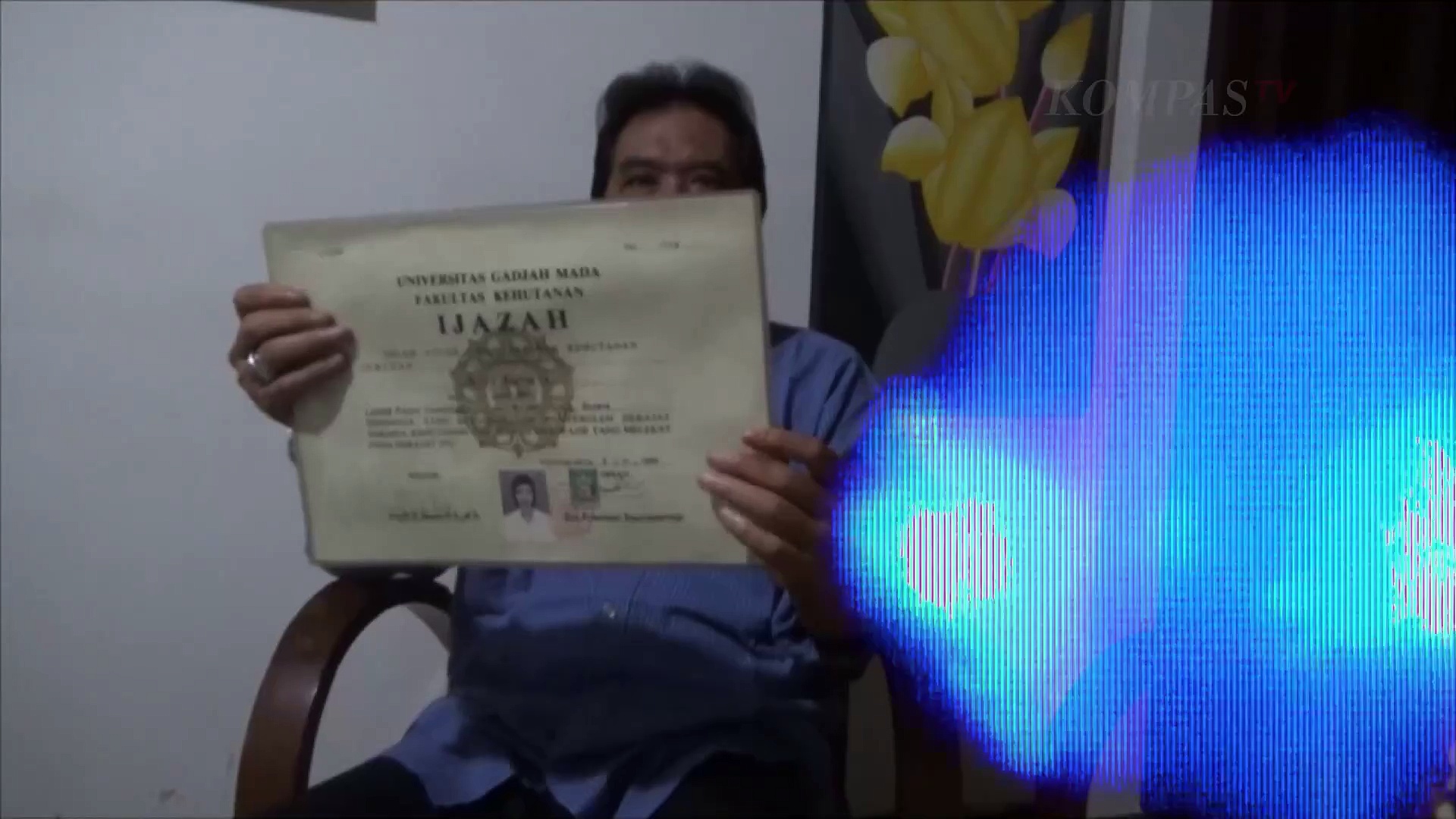 Teman Kuliah Jokowi, Andi Pramaria Tunjukkan Ijazah UGM Miliknya saat ...