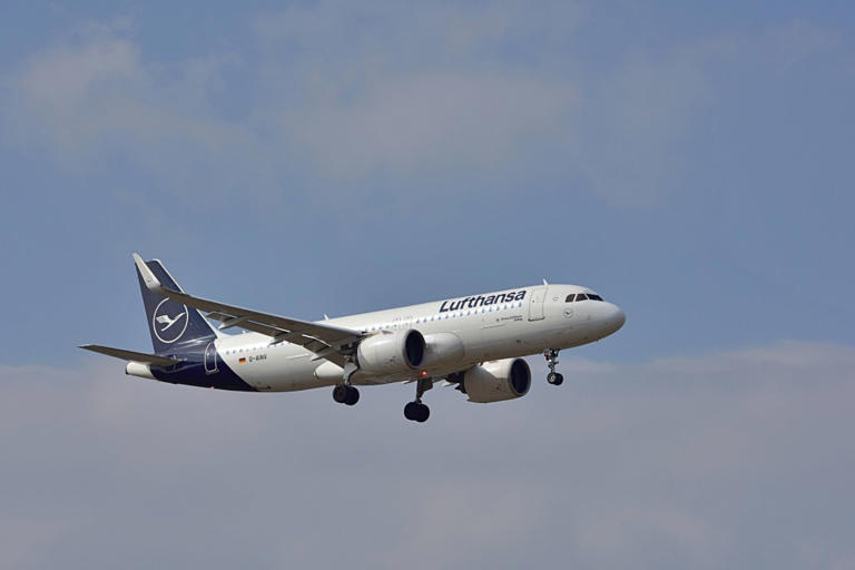 200 plane passengers fly without pilot for frightening 10 minutes after ...