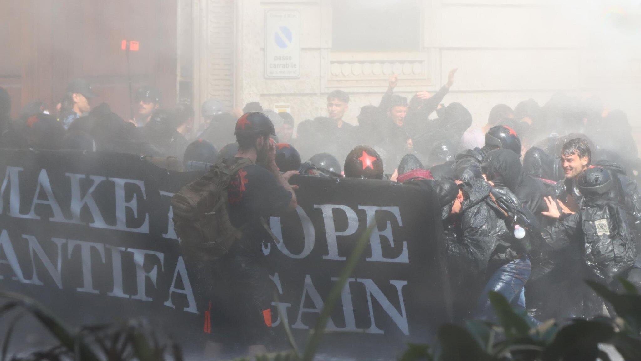 Remigration Summit, a Gallarate l'evento divisivo. Scontri in piazza a ...