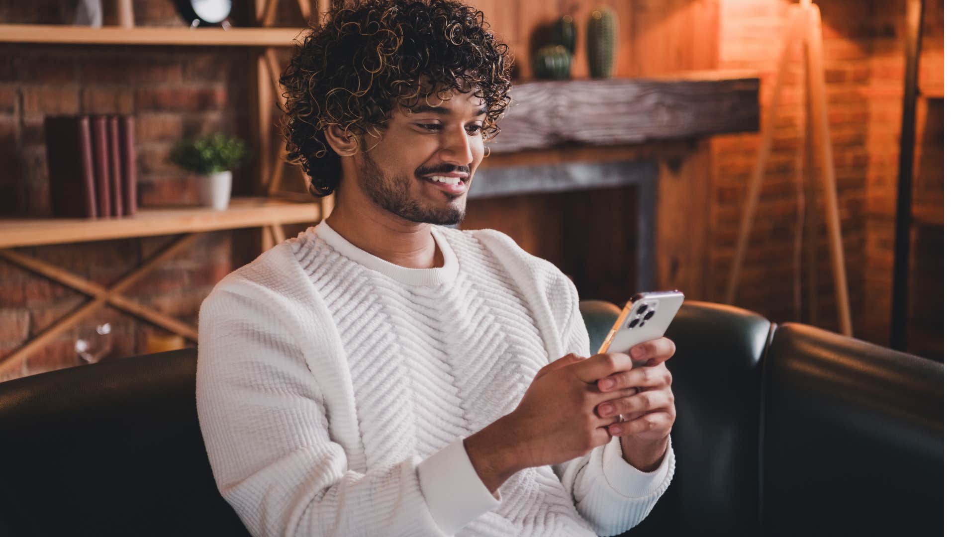 5 Unusual Text Messages Men Love To Get That Make Them Feel Seen And ...