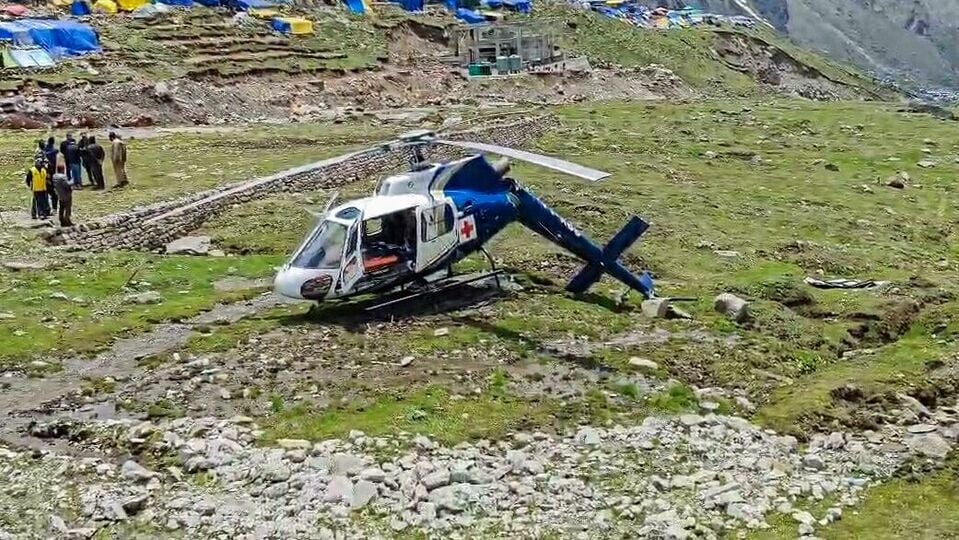 Moment when air ambulance helicopter crash-landed in Kedarnath caught ...