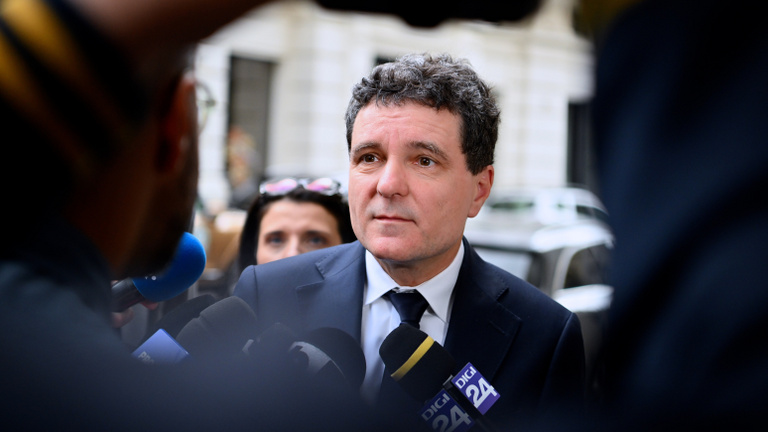 Nyílt levélben kéri a magyar közösség segítségét a román elnökjelölt