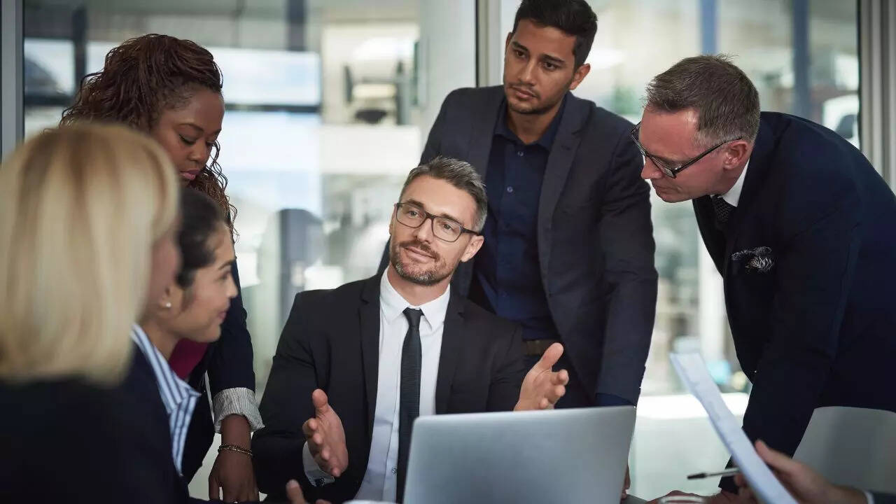 How to secretly read people: 5 subtle body language cues that reveal ...